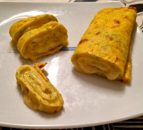 Rollito de tortilla de calabacín rellena de queso | Familia y Salud